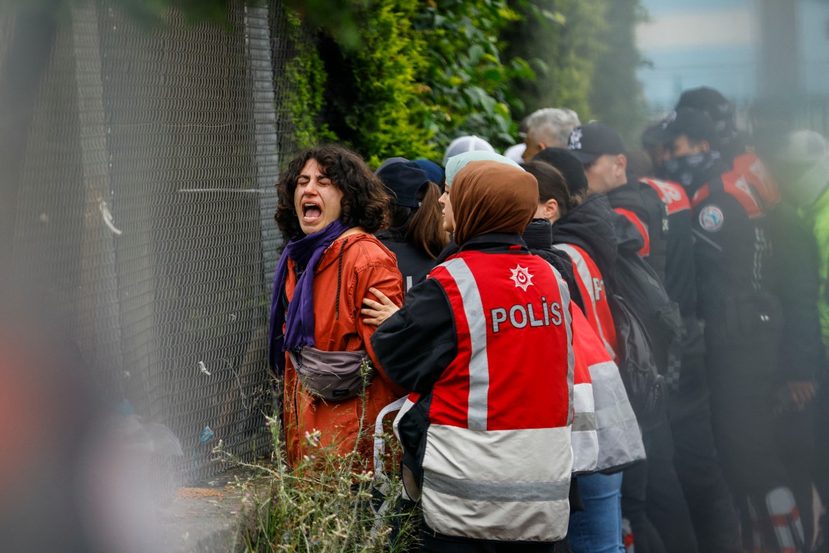 Police detain dozens during May Day demonstrations in İstanbul ...