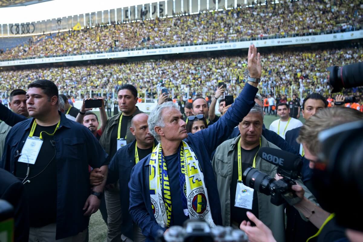 New Fenerbahçe coach Mourinho gets warm welcome in İstanbul - Turkish ...